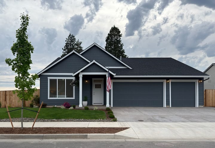 The Silverton House | A Modern Family Retreat - Silverton, OR