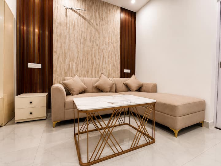 Blissful Condo/ City Skyline View - Noida