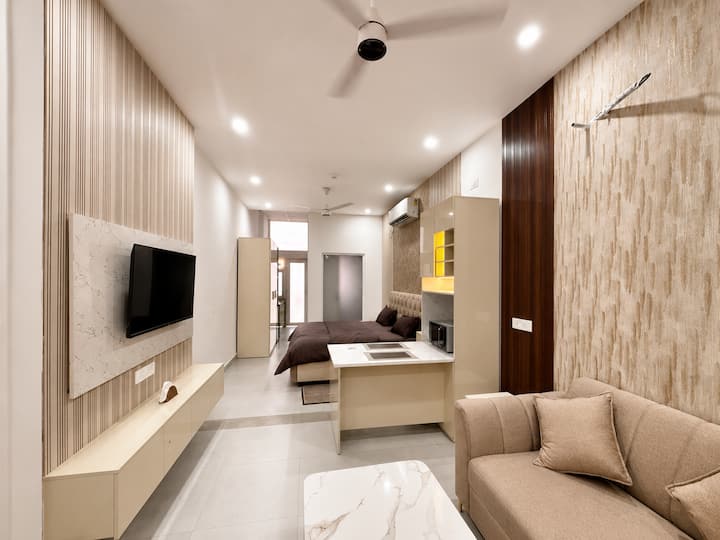 Blissful Condo/ City Skyline View - Noida
