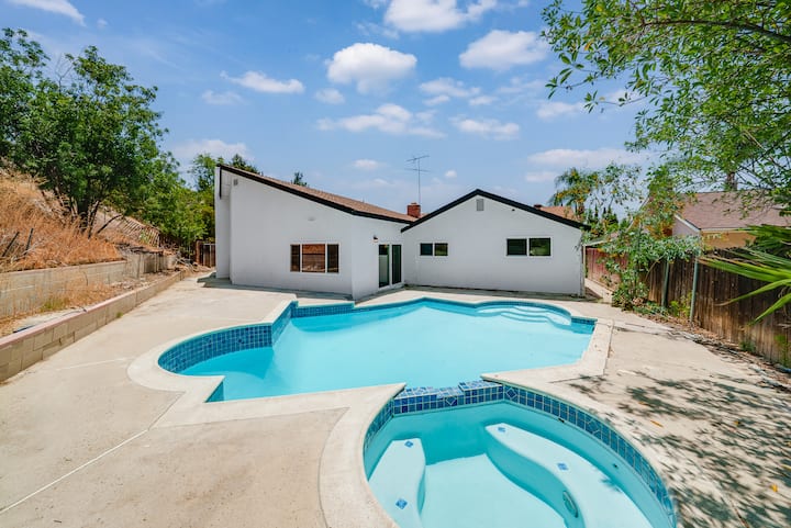 5b3b Stylish Pool Villa - Pomona, CA