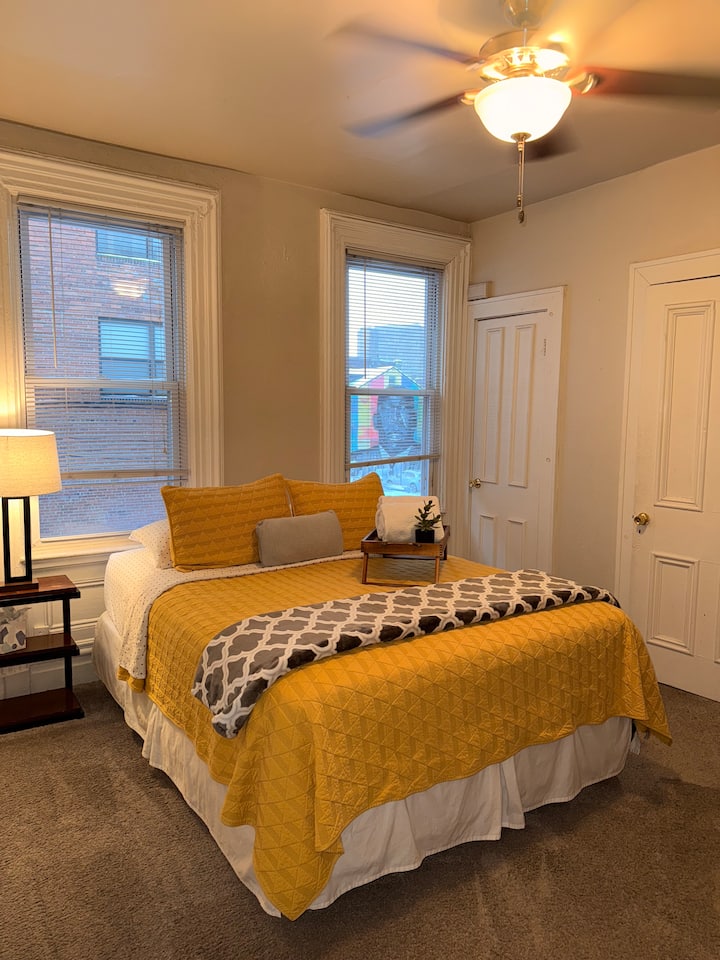 Uptown Apartment - Right Up From Pittsburgh! - Pittsburgh, PA