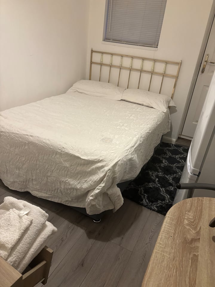 En-suite Room With Own Entrance, Free Parking - Corby