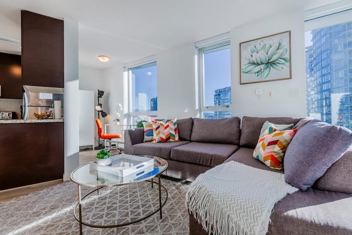 Rare City Oasis | King Bed View|parking|gym|hottub - Vancouver