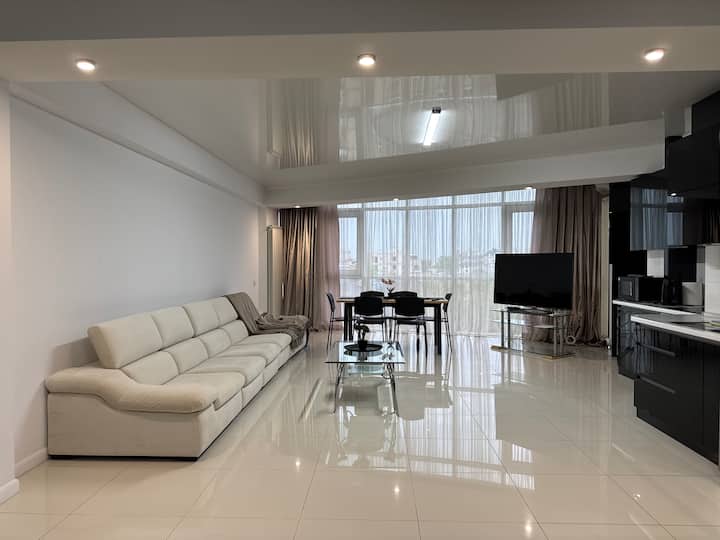 Sunny 2-bedroom Apartment In The City Center - Chișinău