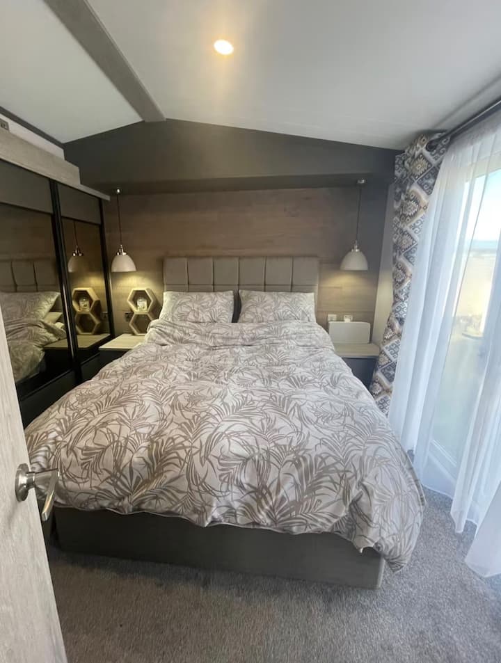 Stylish King Room Walking Distance To Beach & Bars - Bracklesham Bay