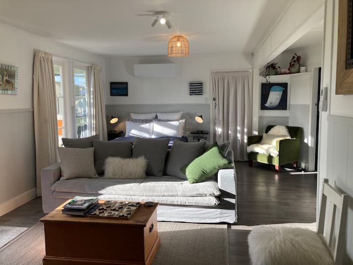 West Is Best! Vintage Meets Comfort At Jo’s Place - Raglan