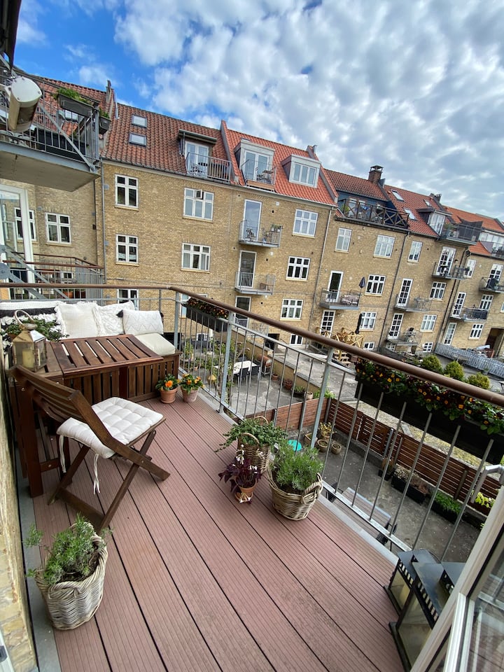 Lejlighed Med Altan Og Udsigt Til Smuk Gårdhave - Aarhus