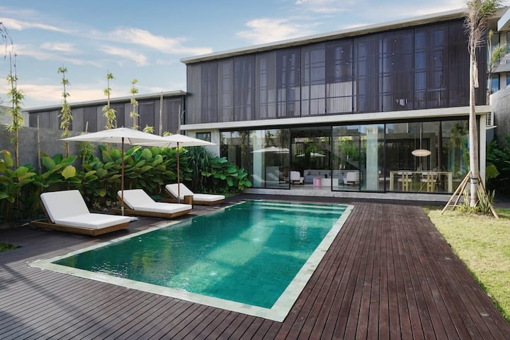 5 Min To The Beach! Concrete Brutalist 3b Villa - Bali