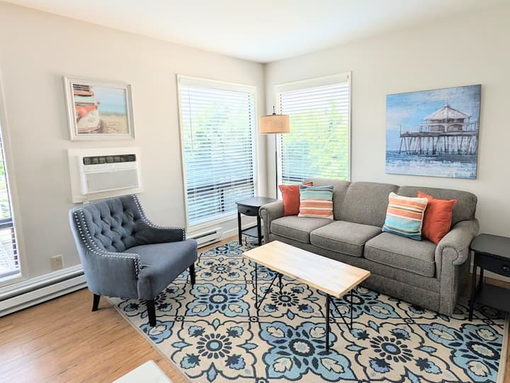 Sunny Beach Retreat · Top Floor Corner Unit - Chelan, WA