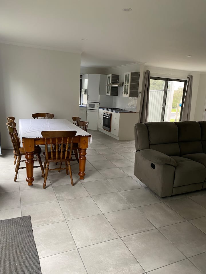 Modern Comfort In A Perfect Location - Bairnsdale
