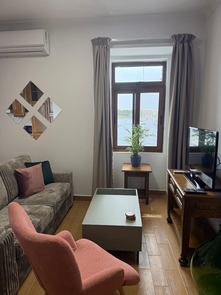 Valletta View Seafront Apartment In Sliema - Malta