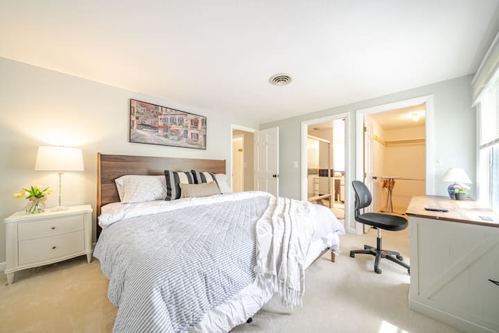 Spacious & Private 5br House Randolph W/parking 35 - Brockton, MA