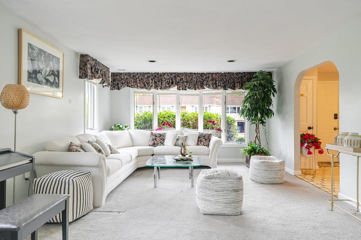 Spacious & Private 5br House Randolph W/parking 35 - Brockton, MA