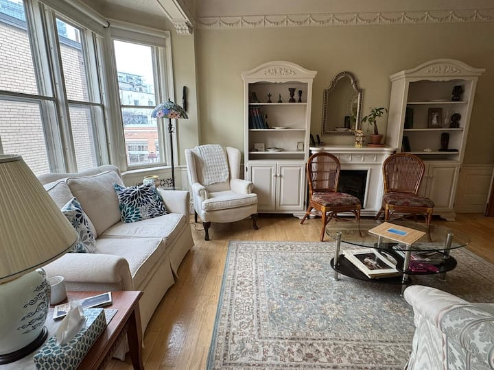 Heritage Home | King Bed, Parking, Office, Balcony - Gatineau