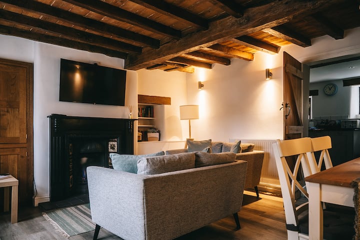 300-year-old Stone Cottage In Eyam ~ Dog-friendly - Hope Valley