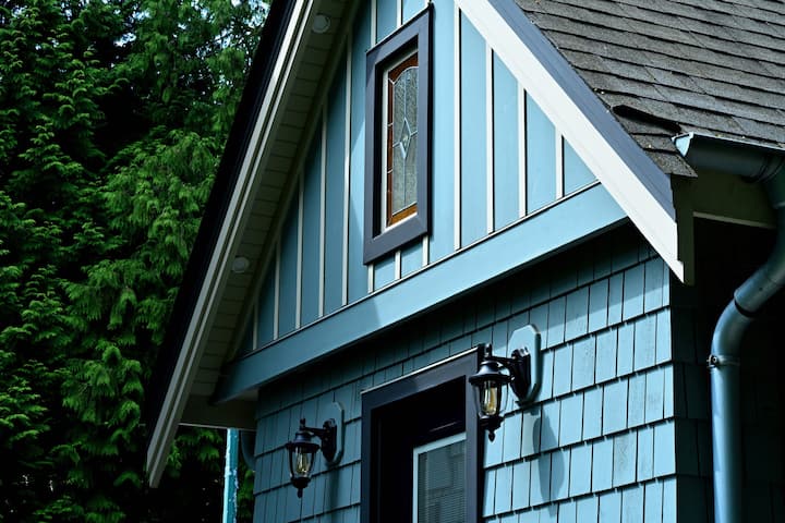 Modern Tiny Cottage Retreat - Burnaby