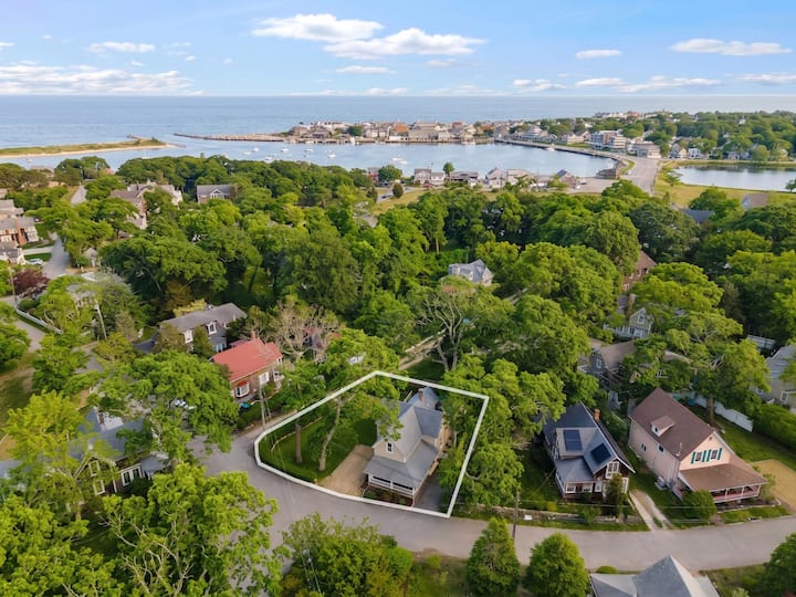 The East Chop Hideaway-walking Distance Everywhere - Oak Bluffs, MA