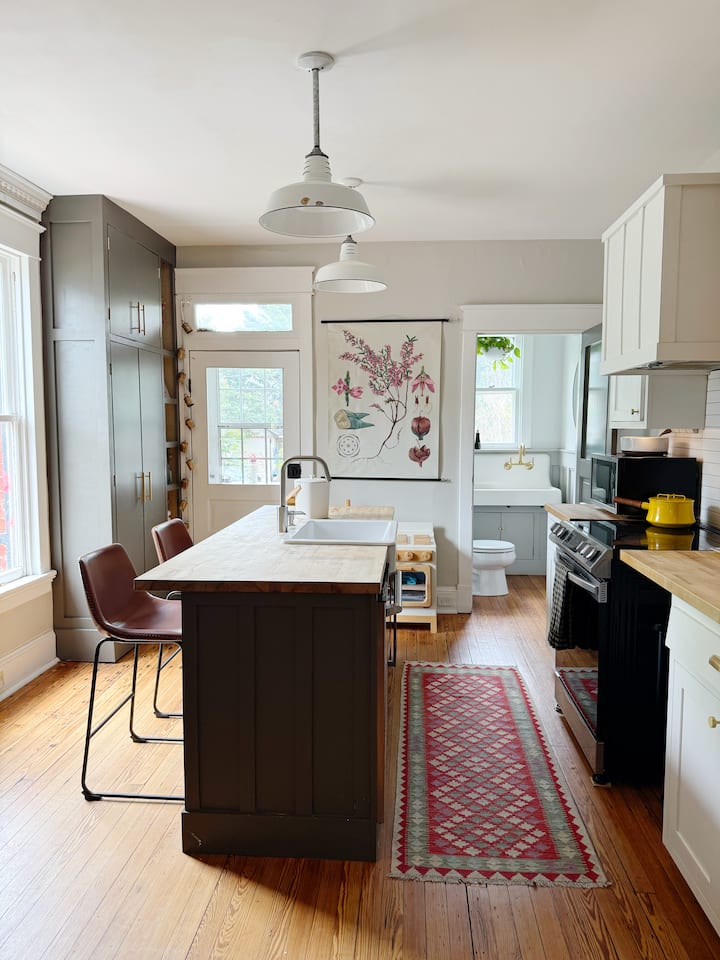 Beautiful, Sunny Home In Downtown Frederick - Frederick, MD