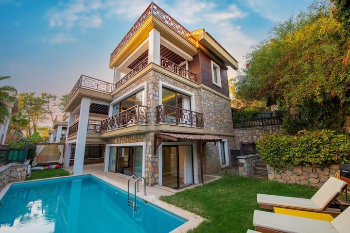 Göcek'te Deniz Manzaralı 4+1 Villa Dilara - Göcek