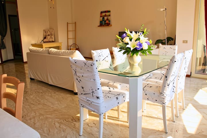3 Rooms  Garden  Parking 10 Min Walk To Lake - Torri del Benaco