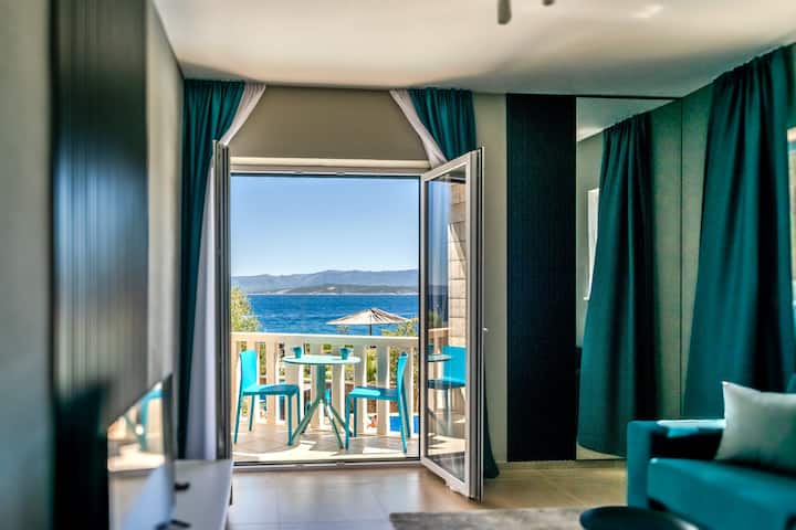 Sea View One-bedroom Apartment • Shared Pool - Bol