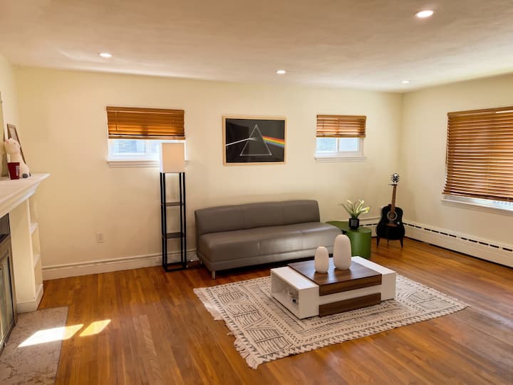 Bright Private Room | Newton | 20 Min To Boston - Wellesley, MA
