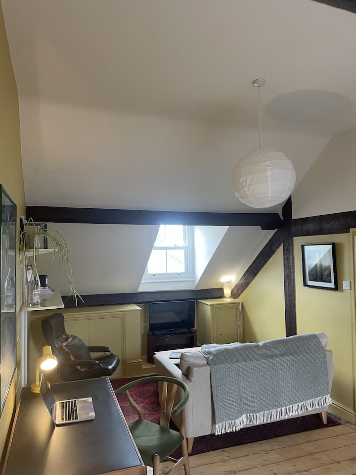 Top-floor Studio + En Suite In Georgian House - Chippenham