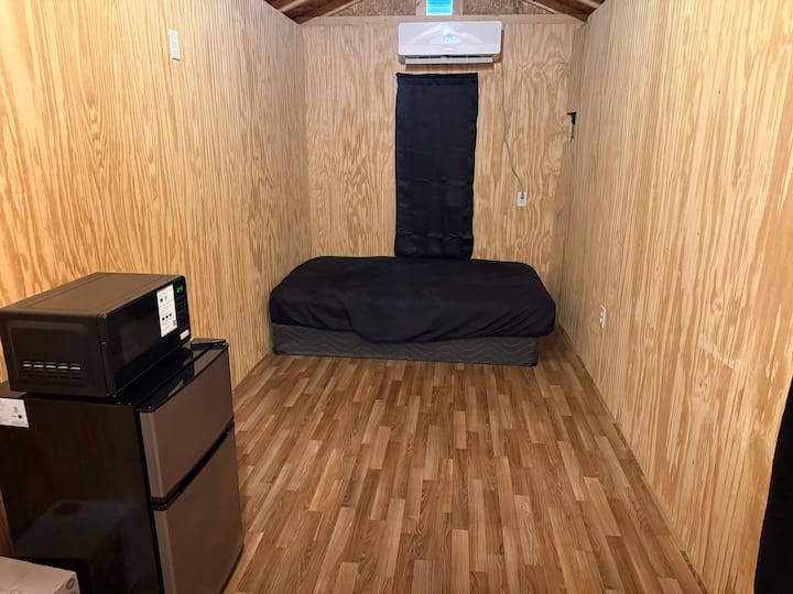 Efficiency Cabin With Private Restroom. - Port Lavaca, TX