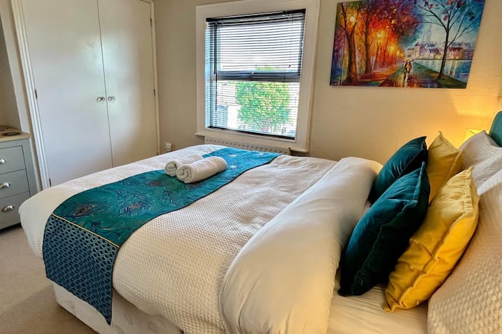 Apartment Sleeps 6 With Fireplace - Bedford