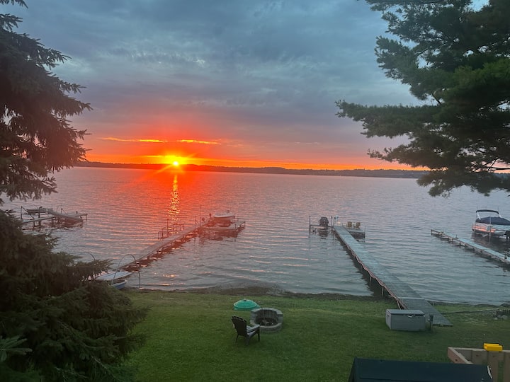 Cozy Cottage With A Remarkable View - Port Hope