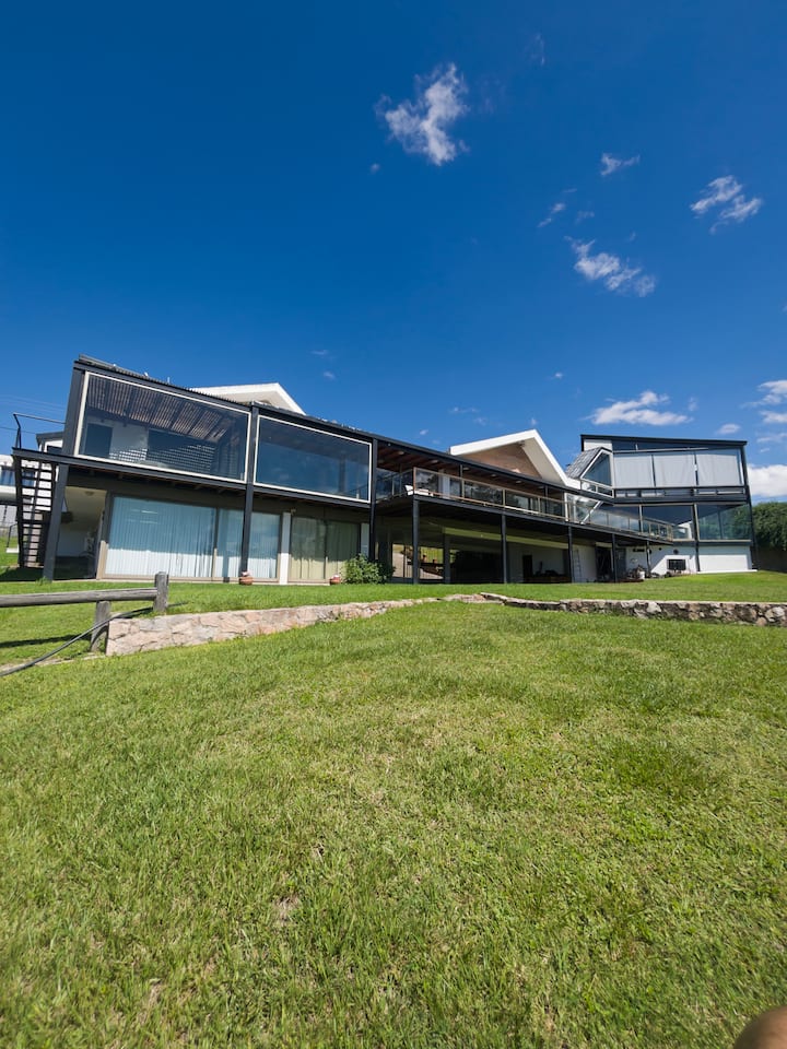 Lake Villa · Espacio Y Confort Para Grupos - Villa Carlos Paz