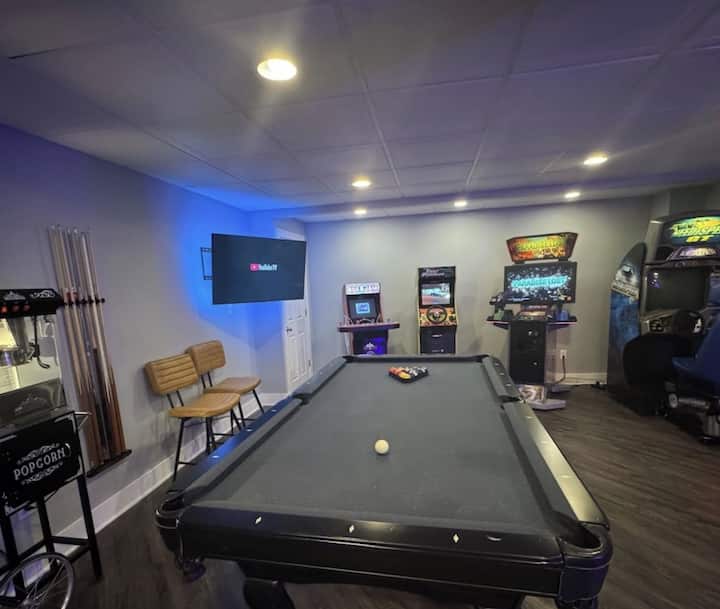 The Parkview House. Hot Tub, Arcade & Park! - Dubuque, IA