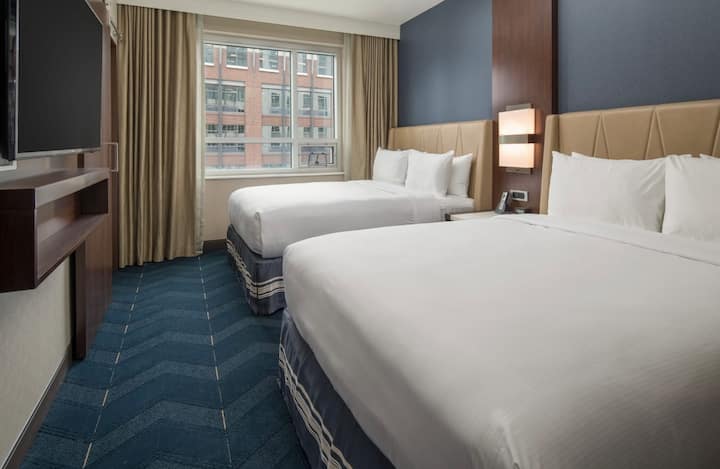Stylish 3 Separate Hotel Suites W/ Breakfast - Seattle, WA