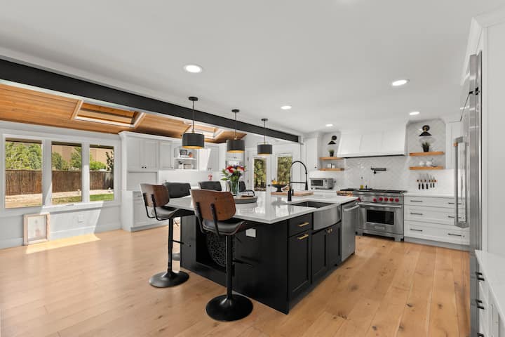 Stunning 5bd/4ba Luxury Home In Centennial! - Highlands Ranch, CO
