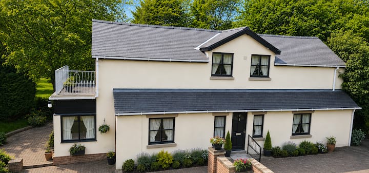 Canal Side Country Cottage - Welshpool