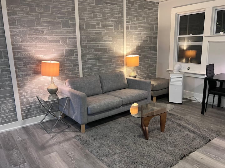 1 Br With Bath, Kitchen & Private Entry $1350/mth - Grosse Pointe, MI