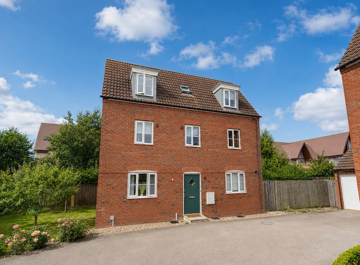 Detached 5 Bedroom House With Driveway Parking - Bedford