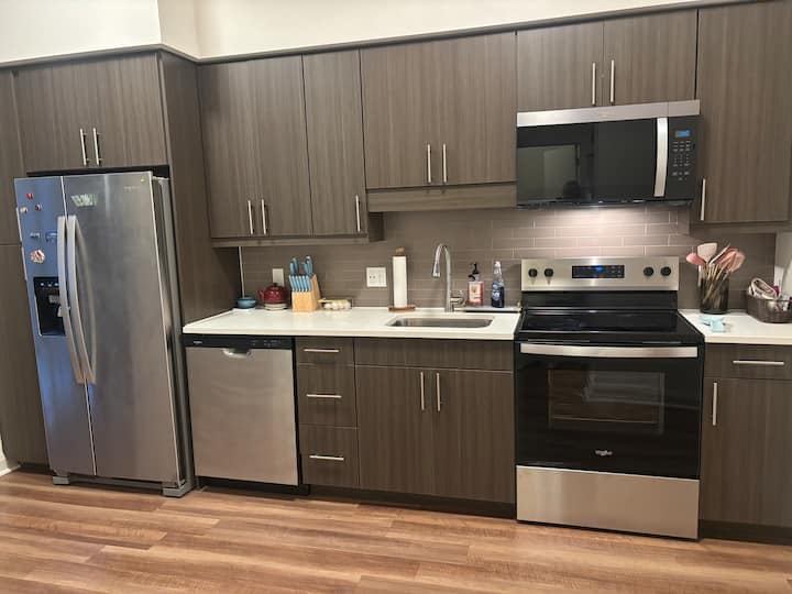 Spacious Studio W/ Huge Walk-in Closet, Pool & Gym - Waltham, MA