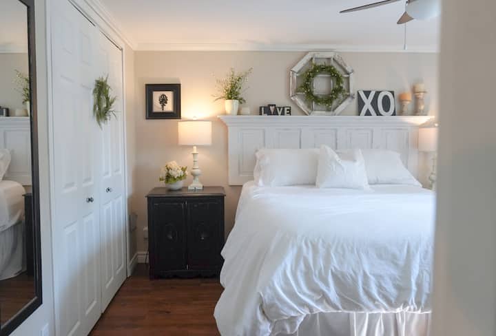 Gladys Getaway - Lake Huron Deeded Beach -Sleeps 8 - Sarnia