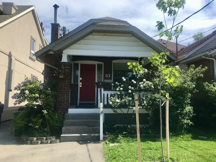 Quiet Detached Gem + Private Parking & Backyard - Toronto