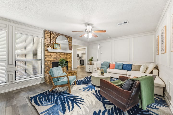 Cozy Frisco Family Home | Fenced Yard + Fireplace - Frisco, TX