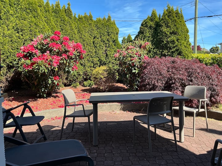 Studio Suite With Walkout Garden Patio - Powell River