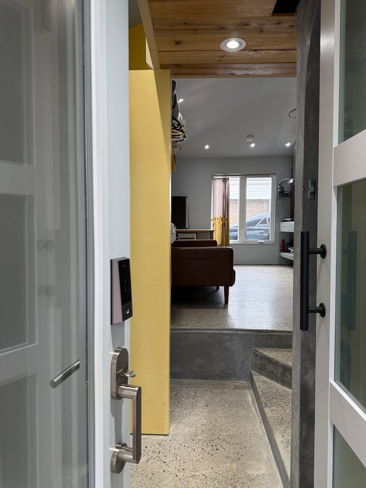 3 Levels? Garden Suite/loft In Toronto, Canada - Toronto