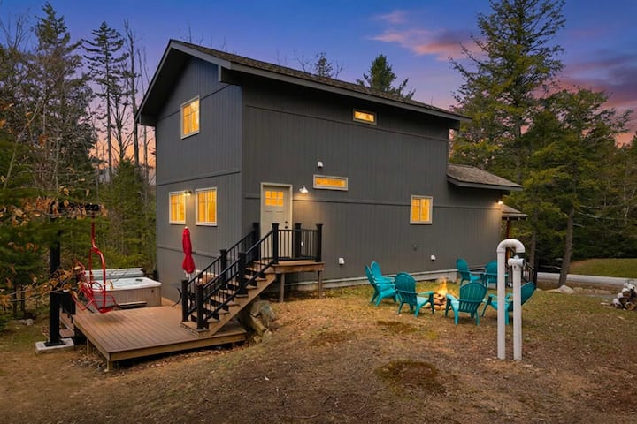 Linderhof Luxe Chalet | Hot Tub | Sleeps 11 - Jackson, NH