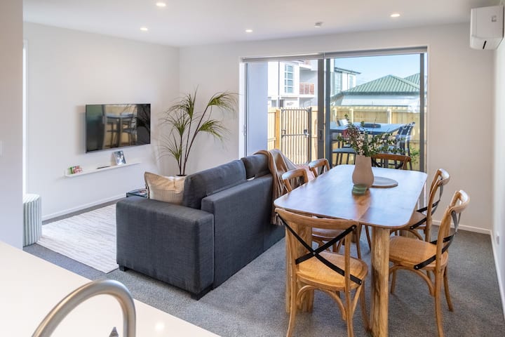 City Fringe Townhouse | Deck + Free Parking - Christchurch
