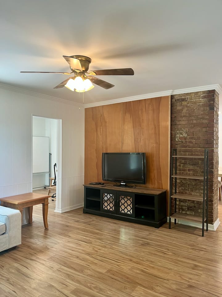 Peaceful Home 20 Minutes Away From Downtown - Plum, PA