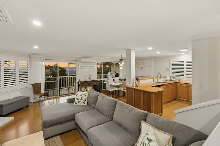 High On The Hill - City Views & Bush Front Retreat - Greenmount