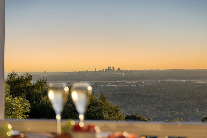 High On The Hill - City Views & Bush Front Retreat - Greenmount