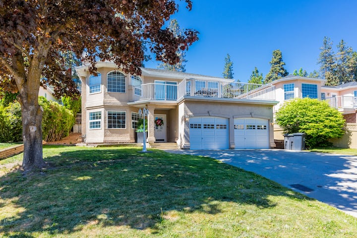 Mountain Views & Private Pool, Kelowna - Kelowna