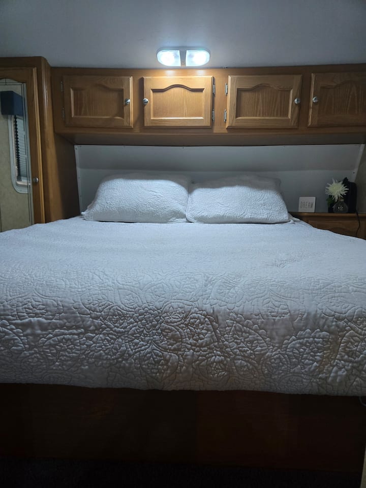 Family Rv In A Farm - Parksville